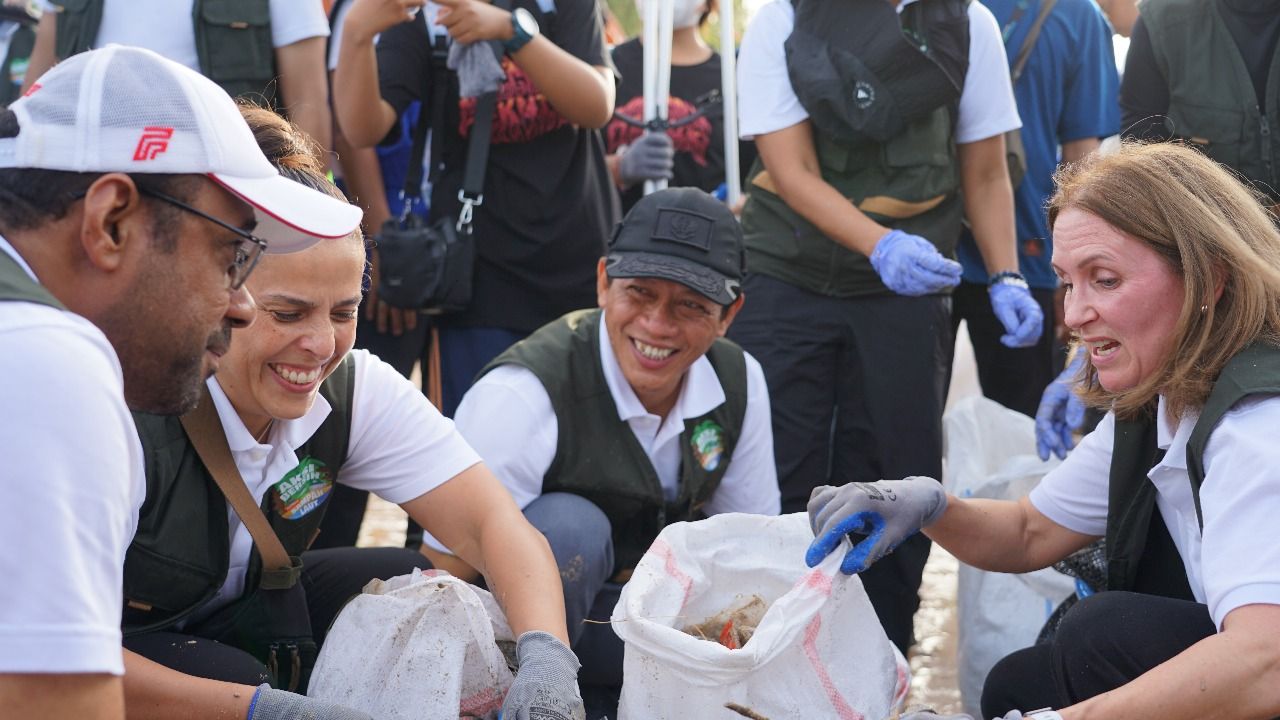 Menteri LH, Bersama 8.600 Relawan Bersihkan Sampah di Pantai Bali - RRI ...